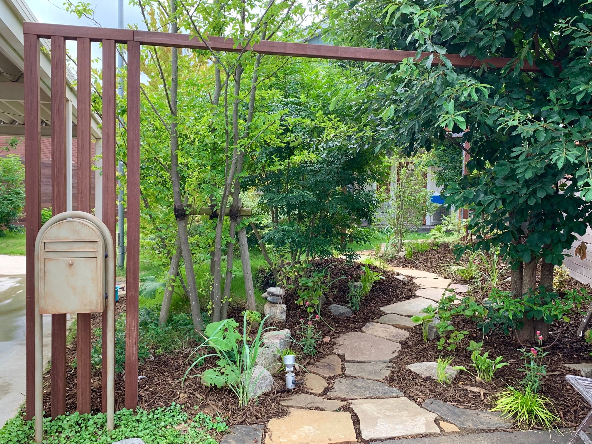 【影師 / KAGESHI】流れを意識した光と影！A様邸屋外ライトアップ | すとりっぷ